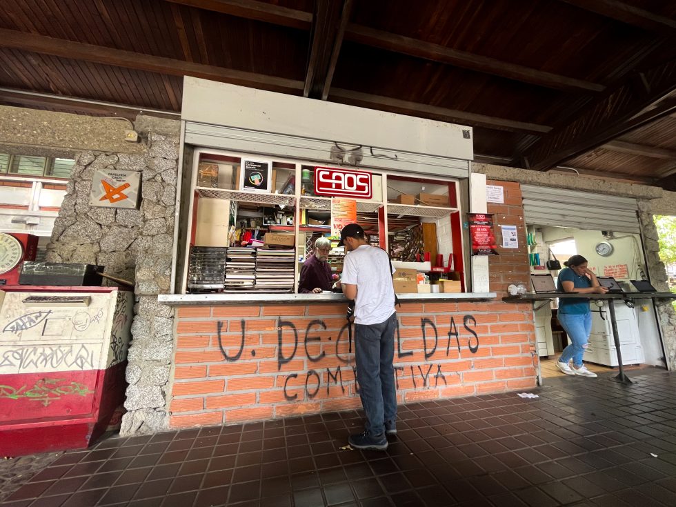 Adiós al caos de Caos en la UdeA - ISEGORIA